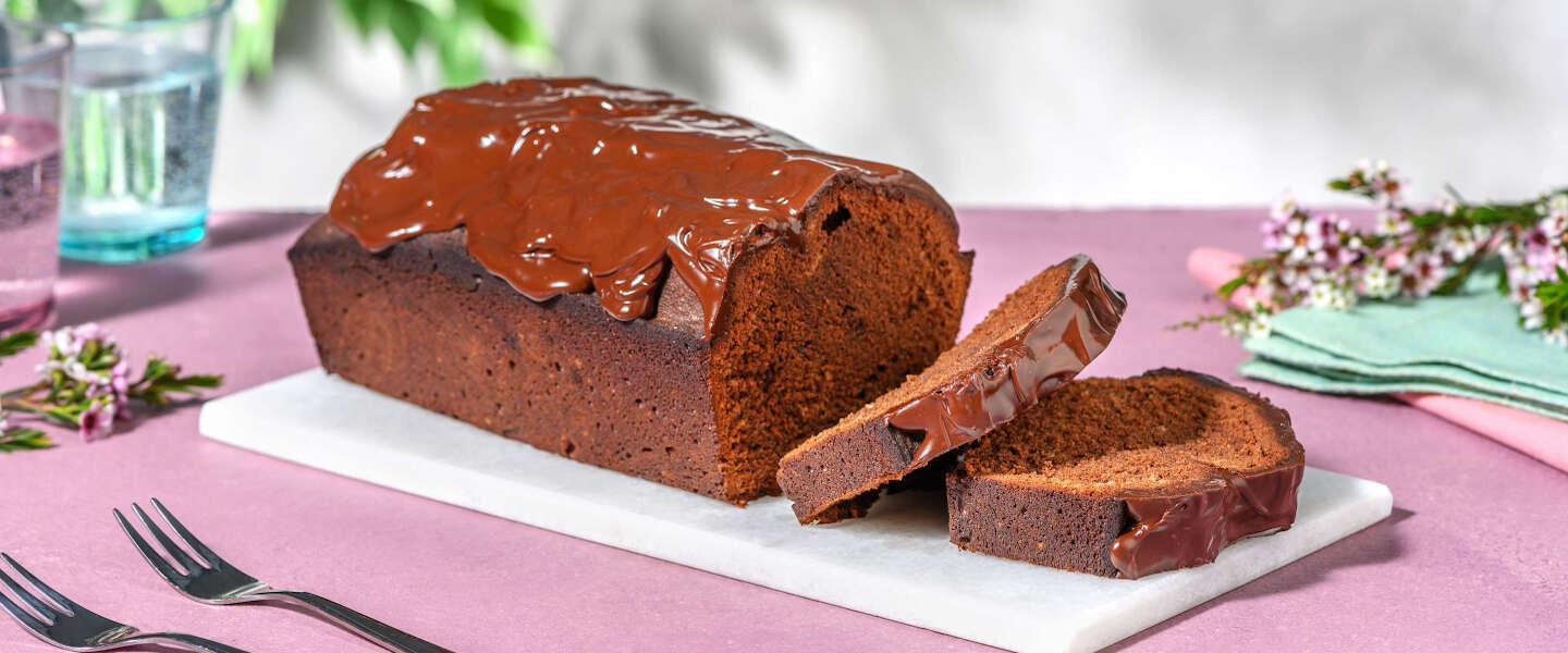 Zo bak je een makkelijke chocoladecake met een ganache van pure ...