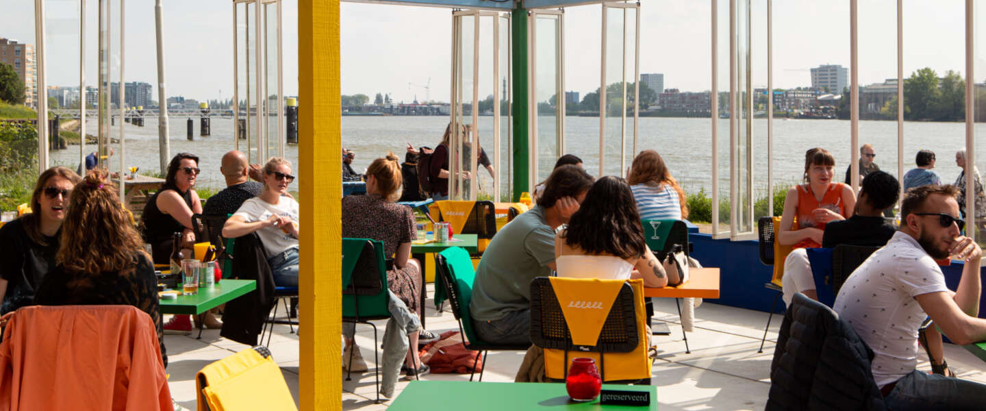 Maaskantine is met buitenrestaurant en stadsstrand klaar voor de zomer ...