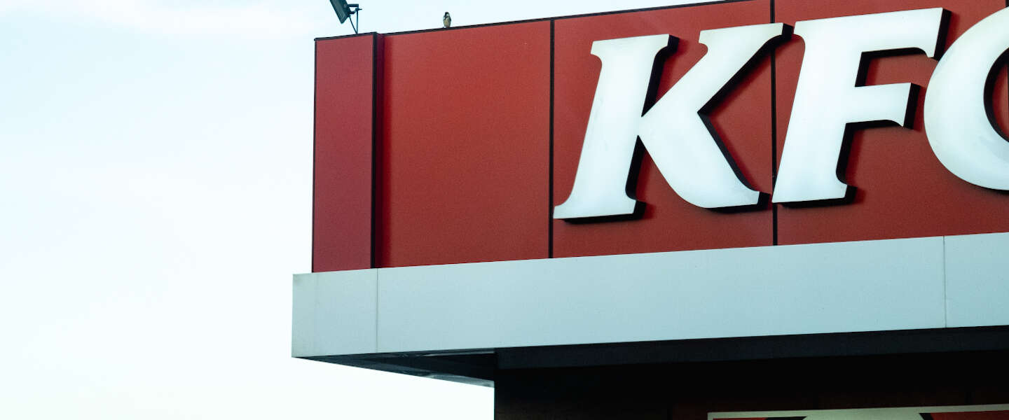 Lee Towers is vanaf nu de nieuwe stem in de reclames van KFC – Eatly