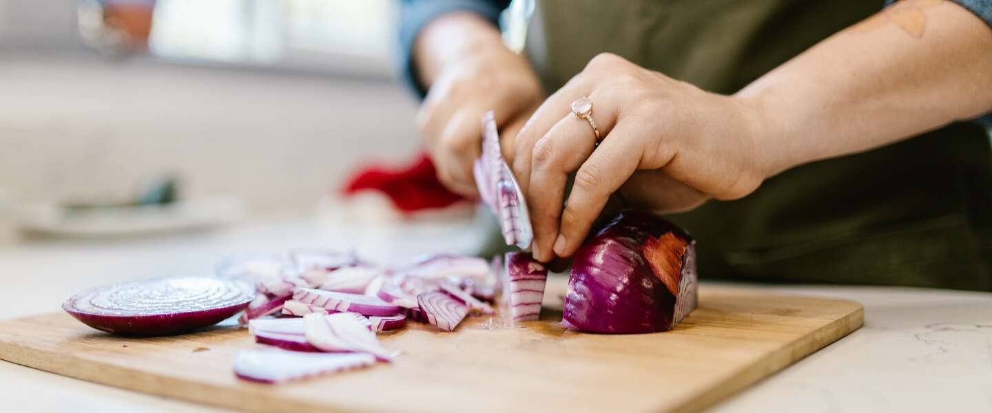 Zo snijd je uien zonder dat je tranende ogen krijgt – Eatly